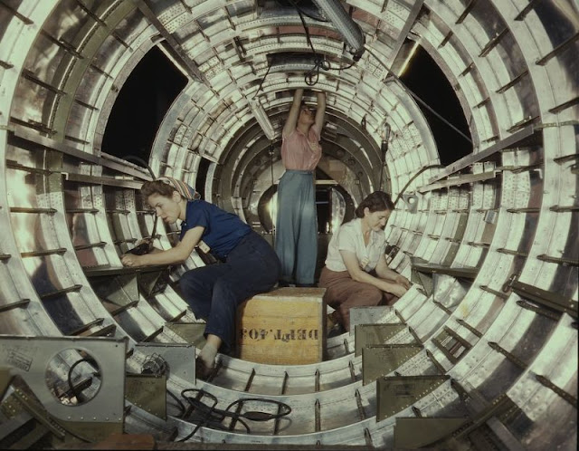 Women At War: Amazing Photos of Female Engineers at Aircraft Factories ...